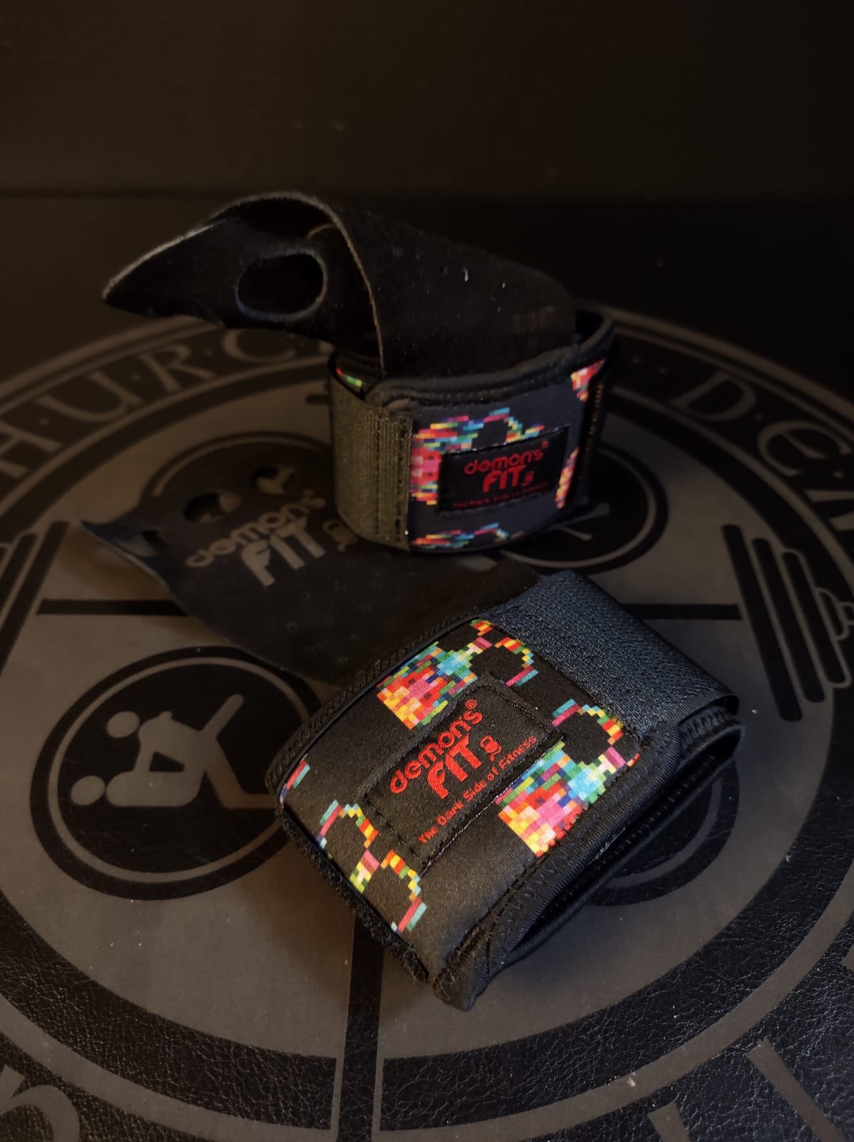 NEO GRIPS ,WRIST WRAP + GRIPS DESIGNS SKULL PIXELADAS